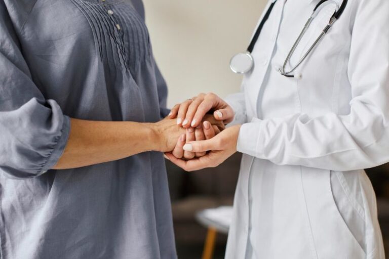 Gutartige Tumoren im Halsbereich: Symptome & Behandlung